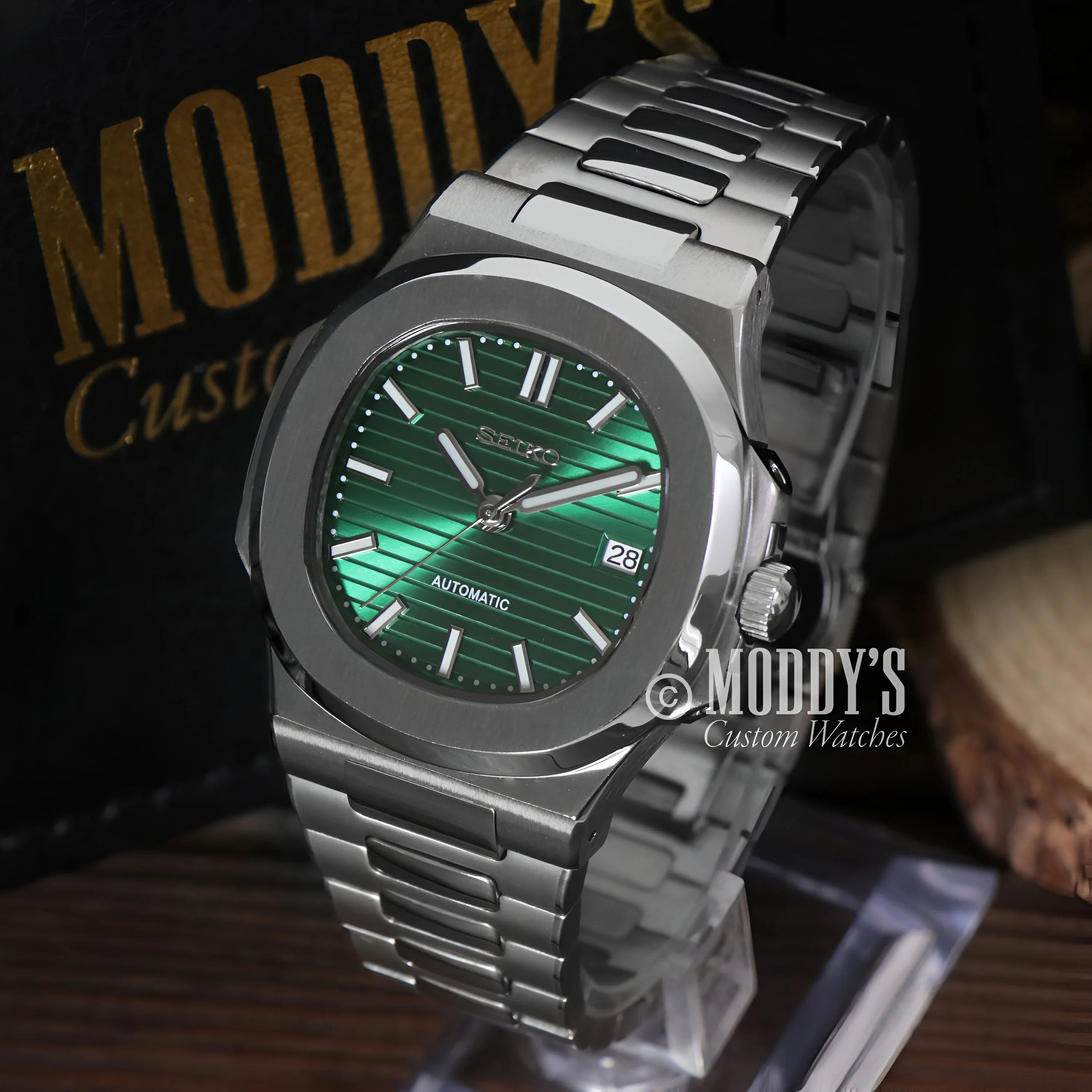 Nautilus & Aquanaut Seiko mods: luxury-inspired custom watches